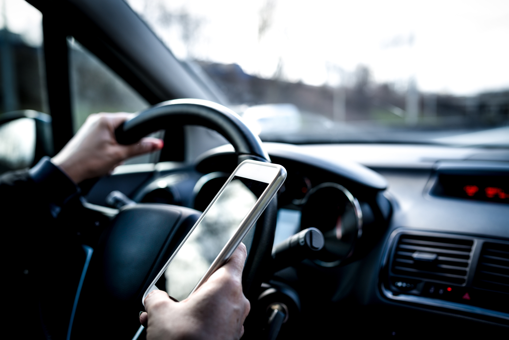 Le cattive abitudini al volante: guida distratta da cellulari e ...